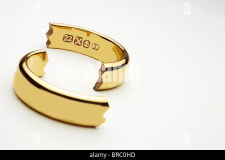 Broken Gold Wedding Ring Symbolizing Marriage Break Up Stock Photo - Alamy