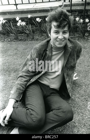 CHRIS ANDREWS UK singer and pop composer in 1965 with his Hoffner ...