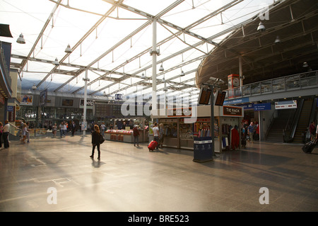 Inside Piccadilly Railway station in Manchester UK Stock Photo - Alamy