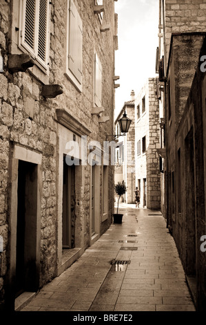 Narrow street Omis Stock Photo - Alamy