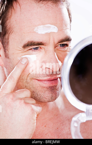 Man putting lotion on his hand Stock Photo - Alamy