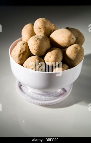 KITCHEN SCALES WITH POTATOES Stock Photo - Alamy