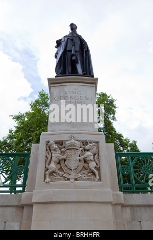 Bronze memorial statue of King George VI by William Macmillan in ...