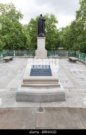 Bronze memorial statue of King George VI by William Macmillan in ...