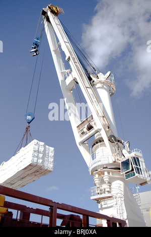 Specialized gantry Cranes on the "heavy lift vessel" Happy Ranger ...