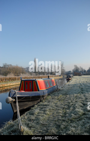 A bright blue and red narrowboat moored on the towpath of the Kennet ...