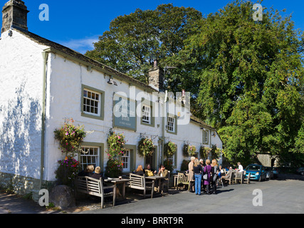 Village green and The Fountaine Inn, a traditional old, English ...