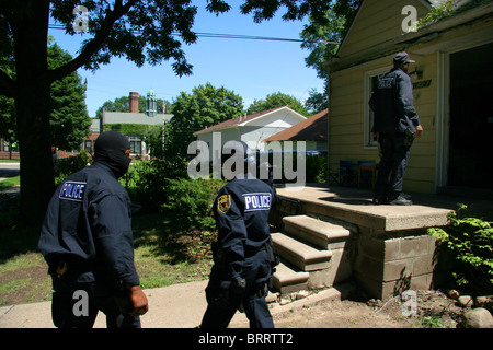 Detroit police officers raid a house in Detroit, Michigan, USA Stock ...