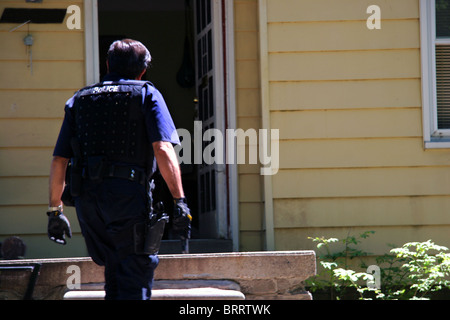 Narc officers from Detroit Police Department Narcotics unit, force ...