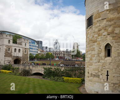 People queuing to see the Crown Jewels at The Tower of London UK Stock ...
