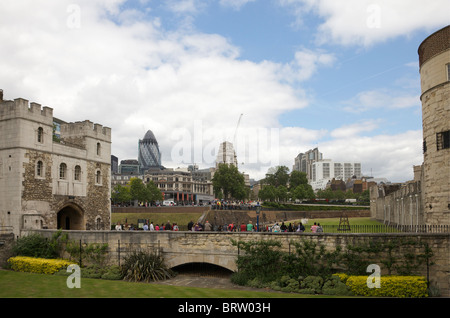 People queuing to see the Crown Jewels at The Tower of London UK Stock ...