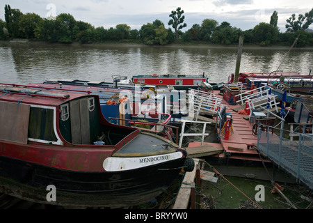 Hammersmith Pier, River Thames, with Hammersmith Bridge visible in ...