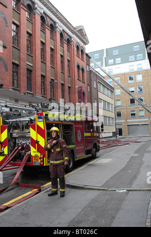 LFB Mercedes Atego fire engine responding to and emergency call in ...