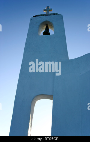 Small orthodox church on the port of town of Mykonos, Cyclades, Greece ...