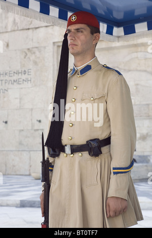 guard outside greek parliament in athens Stock Photo - Alamy