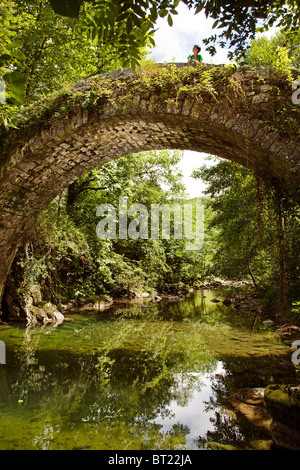 Puente Romano Mirones estilo Barroco y rio Miera Cantabria España Stock ...