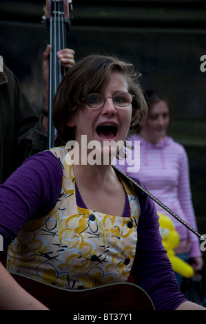 Australian jug band busking at the Edinburgh Festival Fringe, Scotland ...