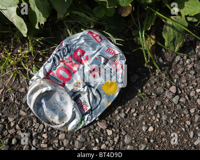 Coke can Rubbish litter Drinks can Stock Photo - Alamy