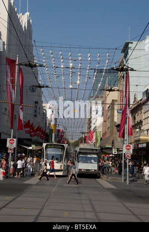 One of Melbourne's busy streets in summer Stock Photo - Alamy