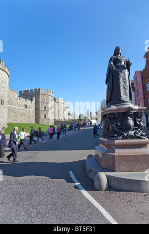 Windsor Castle and statue of Queen Victoria Windsor England Stock Photo ...