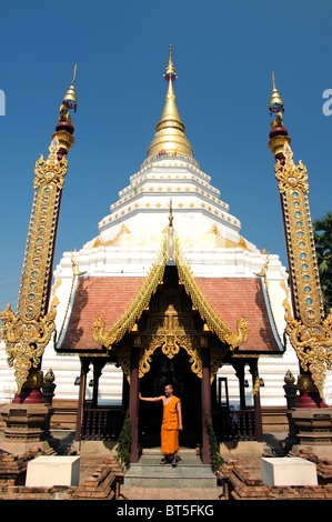 wat chiang yuen chiangmai thailand Stock Photo - Alamy