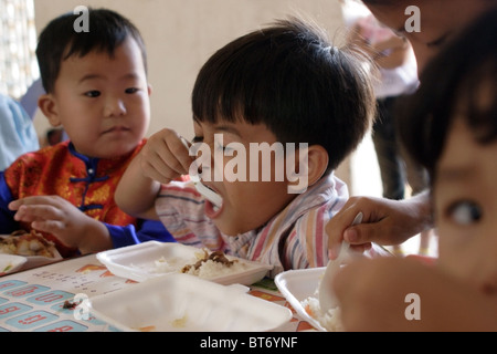 Chinese students eat lunch in the canteen at a senior high school in ...