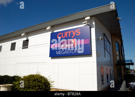 Exterior of the Currys PC World Megastore on the Great West Road ...