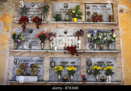 Graves in an Italian cemetery Stock Photo: 32130143 - Alamy