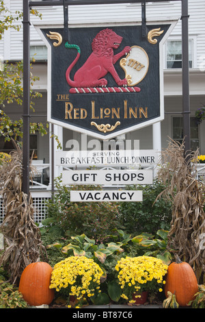 Sign outside the Red Lion Inn Hunningham Stock Photo - Alamy