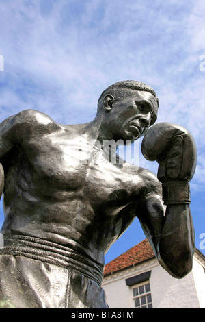 Statue in dedication to the legendary boxer Randolph Turpin in Warwick ...