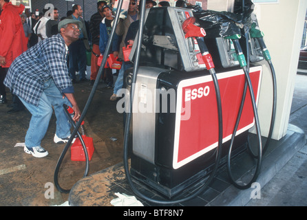 UK QUEUES AT PETROL PUMPS DUE TO FUEL SHORTAGE CAUSED BY INDUSTRIAL ...