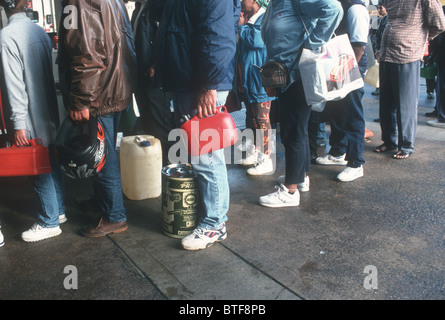 UK QUEUES AT PETROL PUMPS DUE TO FUEL SHORTAGE CAUSED BY INDUSTRIAL ...