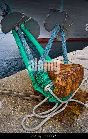 Port bollard quayside ropes ship mooring moored Stock Photo - Alamy