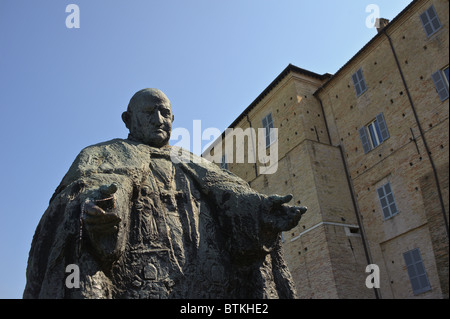 Statue of Pope Sixtus V Stock Photo - Alamy