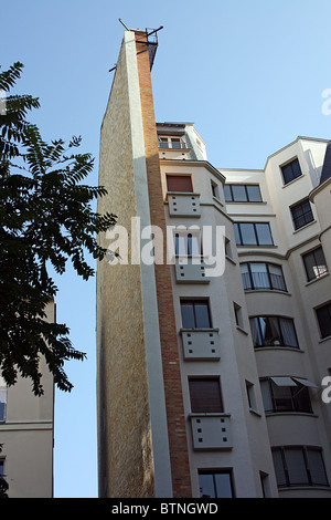 Narrow gap between apartment buildings in city centre of Seville, Spain ...