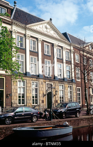 A canalside building in Leiden, Holland Stock Photo - Alamy