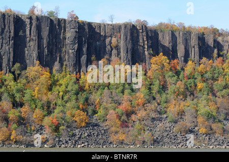 The Palisades rock formation on the New Jersey side of the Hudson River ...