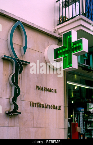 International pharmacy sign, green logo with Aesculapian snake Stock ...
