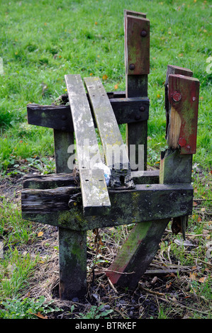delapidated park bench Stock Photo - Alamy