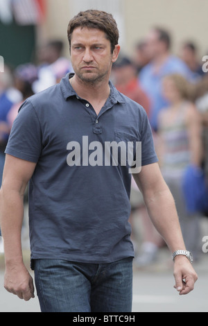 Gerard Butler On the Set of BOUNTY HUNTER Stock Photo - Alamy