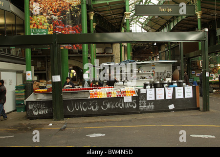 A fresh fruit juice stall at Borough Market in London Stock Photo - Alamy