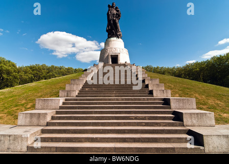 The Soviet War Memorial commemorating the killed World War II soldiers ...