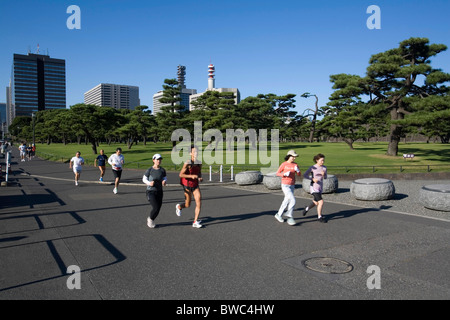 people doing jogging at early sunday morning, Imperial Palace, Ohori ...