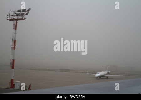 Heavy smog at Kuwait Airport Stock Photo - Alamy