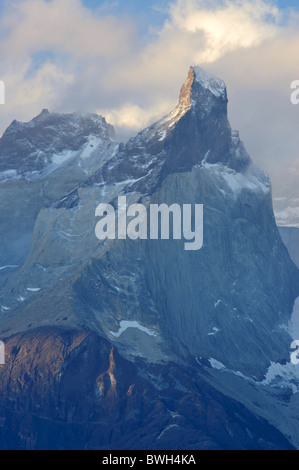 Lago del Toro at sunset, Parque Nacional Torres del Paine Chile ...