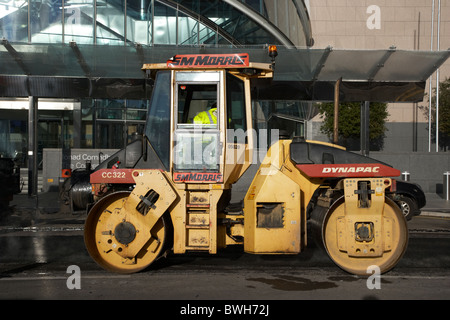 Roller compactor, tarmac laying works at a large inner-city road ...