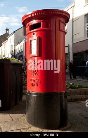 Postbox UK. Red Royal Mail pillar box in the UK. Postbox red Stock ...