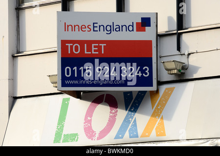 A shop to let sign above a closed down shop in Wood Green high street ...