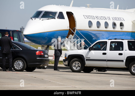 Visit of VIPs, bodyguard at work, US Air Force jet Aerospace C-37A ...