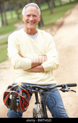 happy couple with bicycles at summer park Stock Photo - Alamy